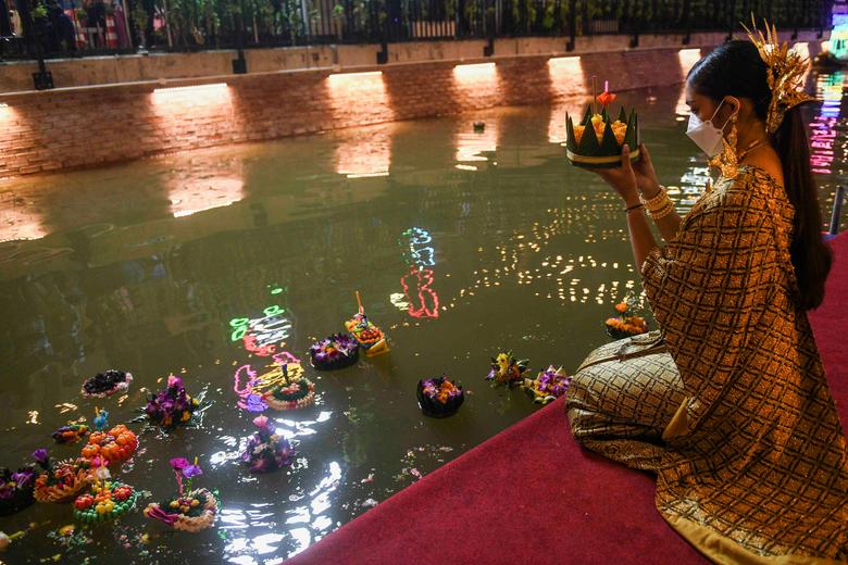 In Photos: Thailand Celebrates Floating Basket Festival 'Loy Krathong ...