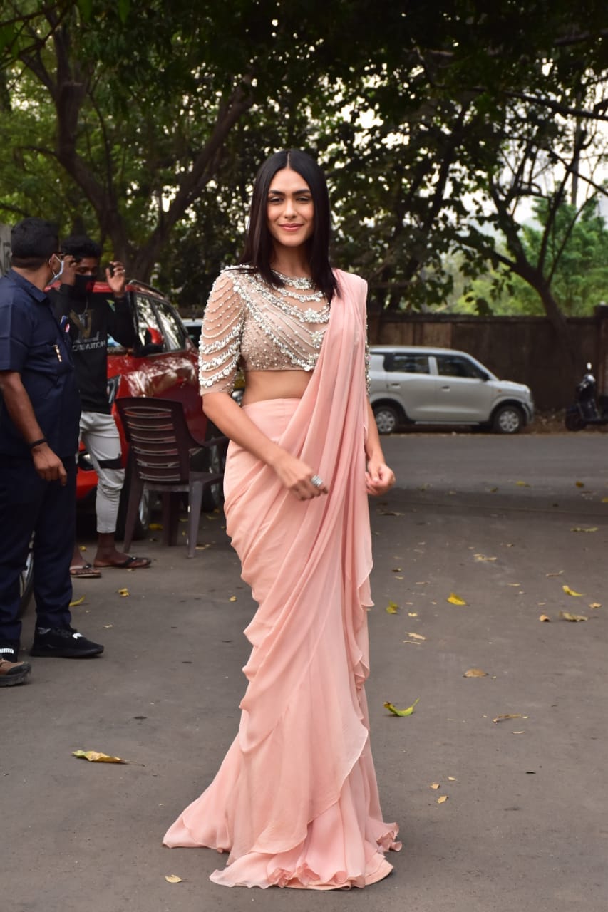 Mrunal Thakur Looks Drop-dead Gorgeous In White Saree With Floral ...