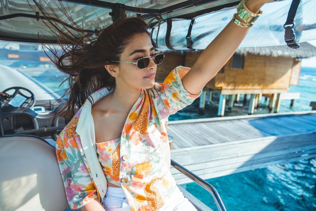 Pooja Hegde Makes Heads Turn With Her Sexy Pictures From Maldives, See ...