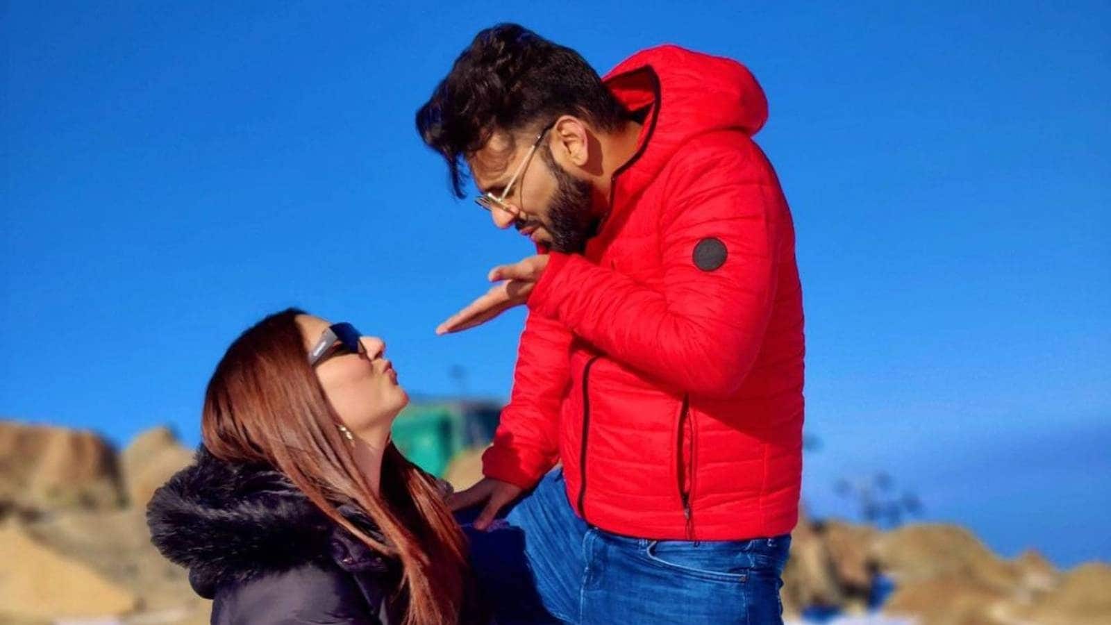 Rahul Vaidya And Disha Parmar Enjoy Romance-filled Holiday In Kashmir ...