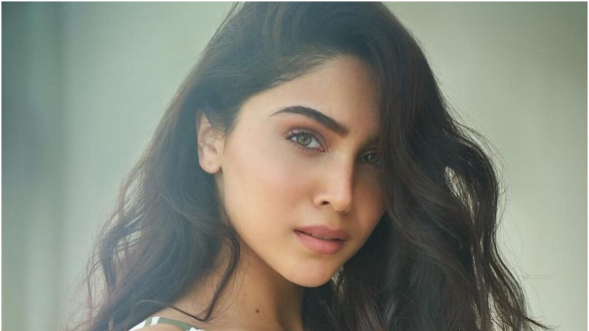 Sharvari Turns up the Heat in Striped Bikini Top, Flaunts Her Extremely ...