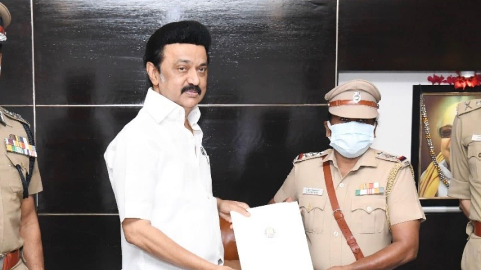 Chennai Woman Cop Who Carried Sick Man on Shoulder Gets Award from CM ...