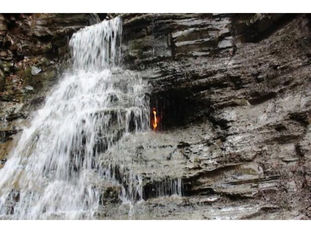 This Miraculous Waterfall in US has a Perennial Flame of Fire. Here's ...