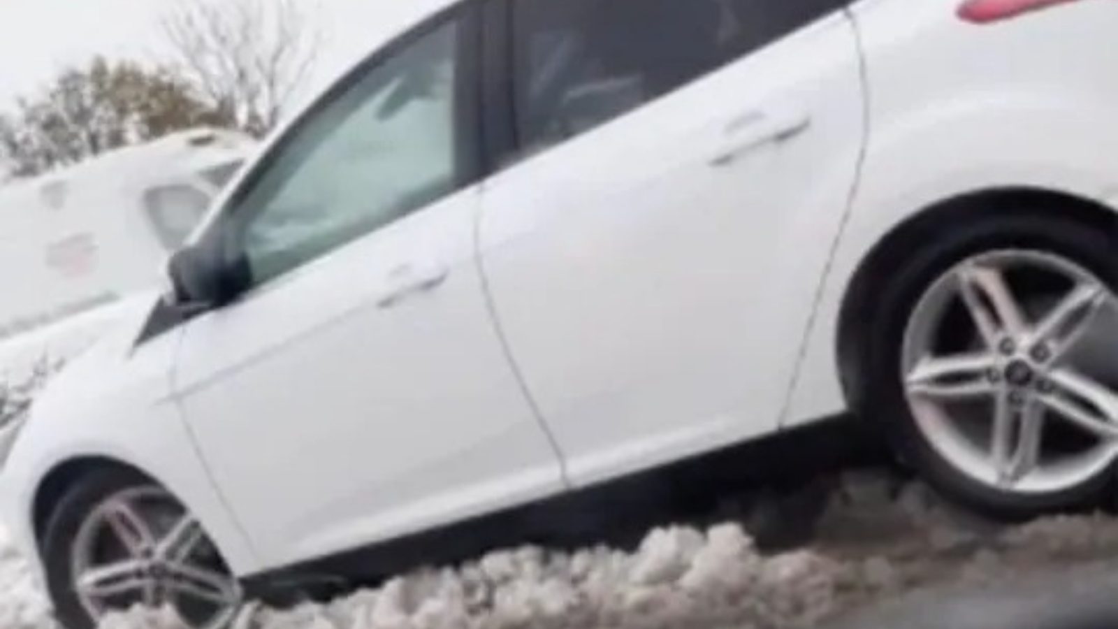 UK Man Tries To Overtake Vehicles in Single Lane, Gets Stuck in Snowy ...