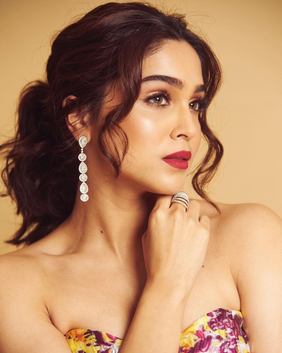 Sharvari Looks Uber-hot In Tube Outfit With Floral Prints, Look At Her ...