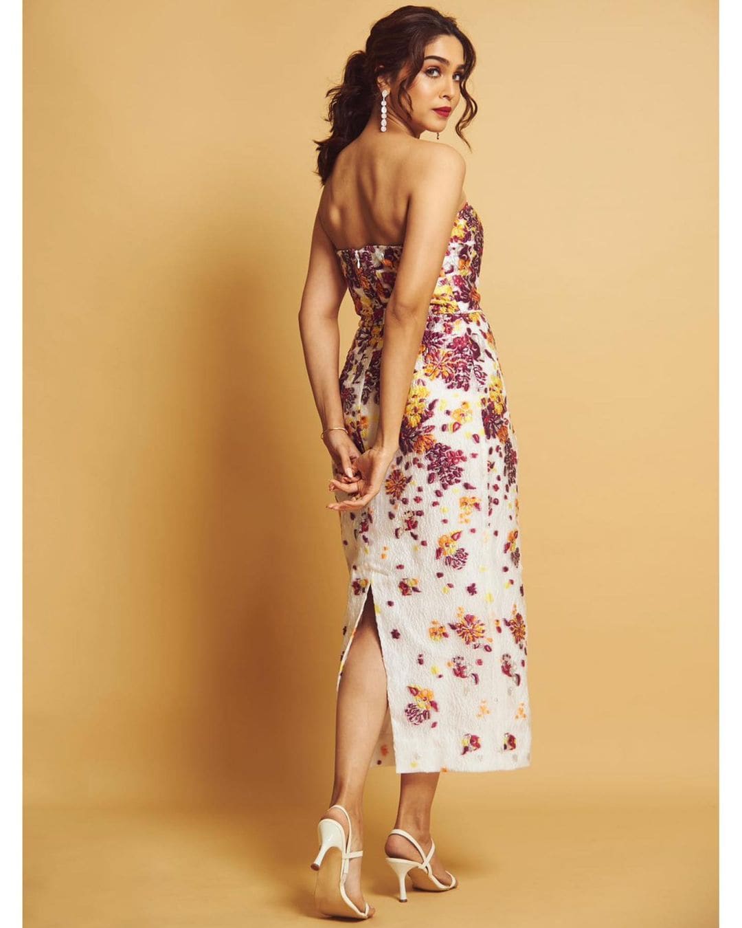 Sharvari Looks Uber-hot In Tube Outfit With Floral Prints, Look At Her ...