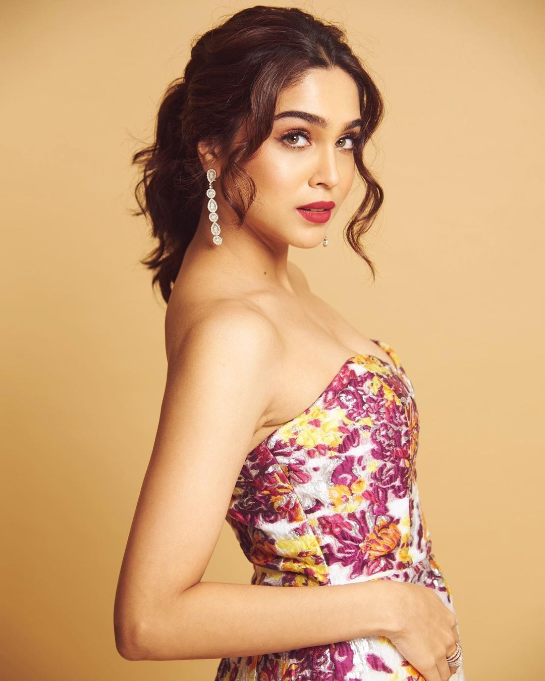 Sharvari Looks Uber-hot In Tube Outfit With Floral Prints, Look At Her ...