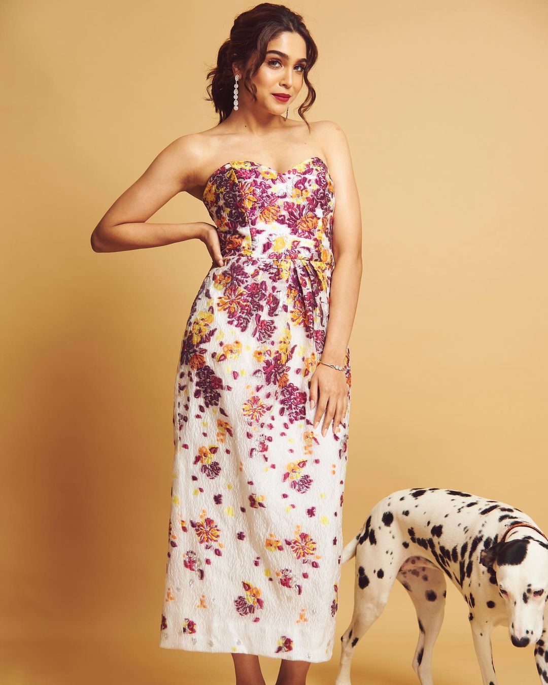 Sharvari Looks Uber-hot In Tube Outfit With Floral Prints, Look At Her ...