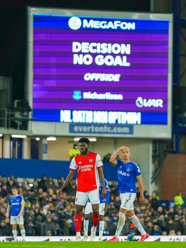 Everton Scores Late, Beats Arsenal 2-1 To End Winless Run