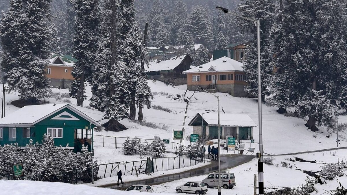 Kashmir Weather: Snowfall in Higher Reaches, Rains in Plains - News18