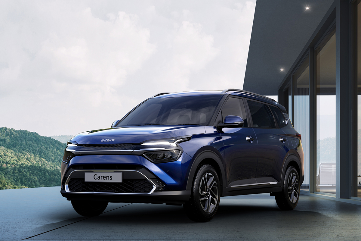 Kia Carens vs Toyota Innova Crysta Spec Comparison - Design, Features ...