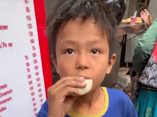 Man Buys Momos for Little Boy, His Priceless Reaction Goes Viral - News18