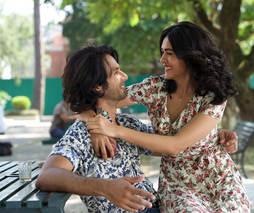 Mrunal Thakur Gives Chic Fashion Goals During Jersey Promotions, Check ...