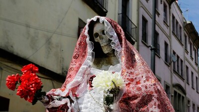 Why Mexican Drug Cartels Worship the ‘Narco Saint’ Santa Muerte | Buzz ...