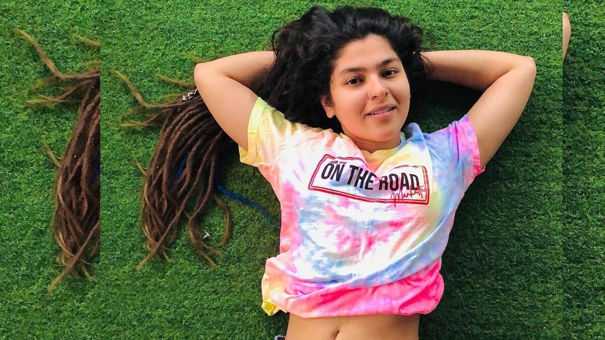 Tmkoc Fame Nidhi Bhanushali Shows Off Her Sexy Midriff In Crop Top And Hot Pants See Pics News18