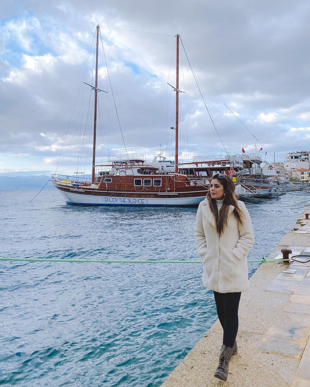 Pooja Gor Enjoys Snowfall While Holidaying In Turkey, See The TV Diva's ...