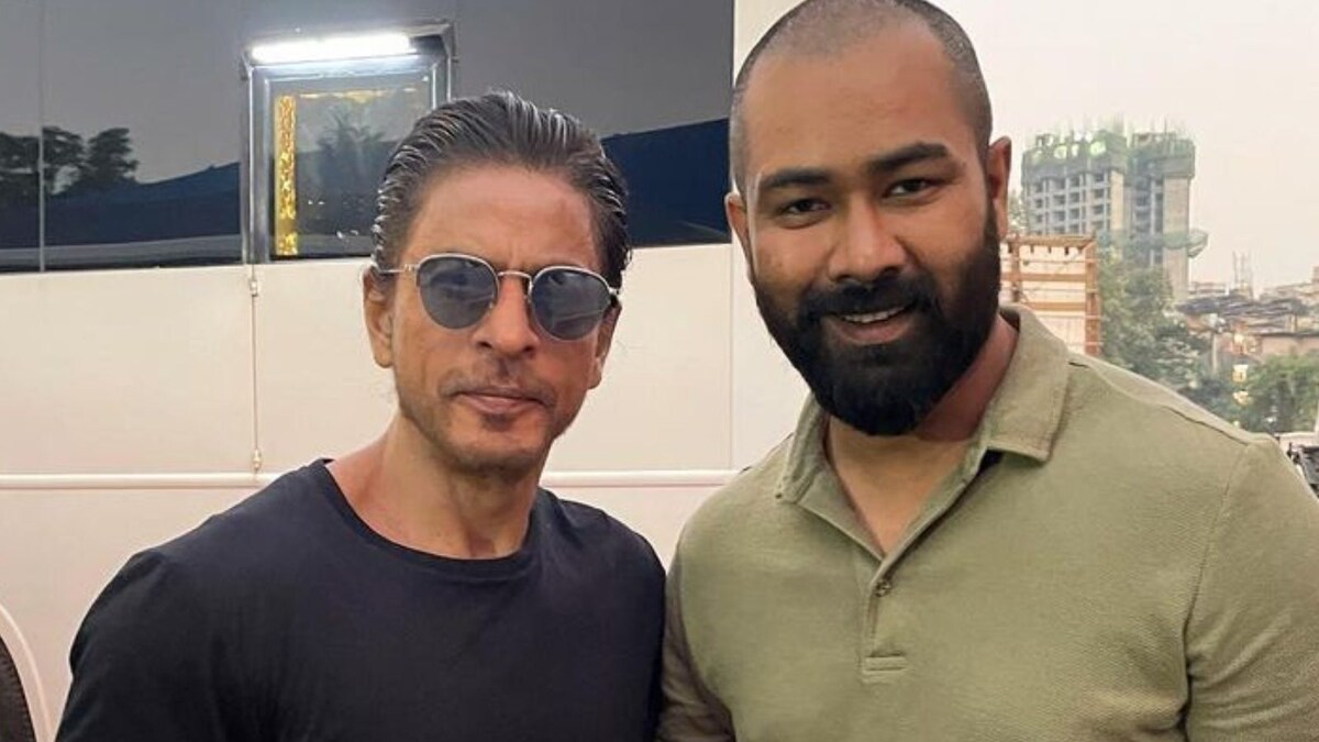 Shah Rukh Khan Looks Suave in Black Jersey and Aviator Sunglasses in ...