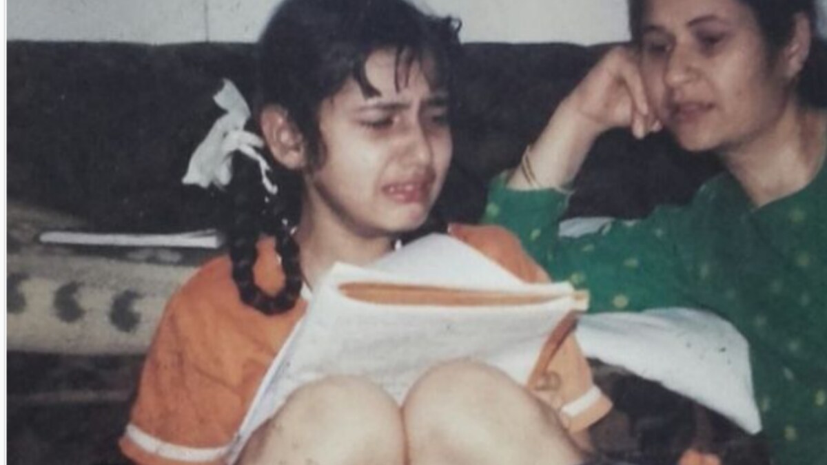 Girl Seen Crying In This Photo Is Now A Famous Bollywood Actress - News18