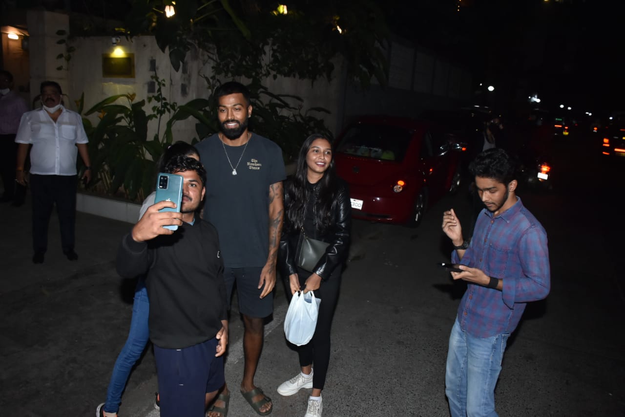IN PICS | Hardik Pandya, Brother Krunal Spotted in Bandra; Fans Huddle ...