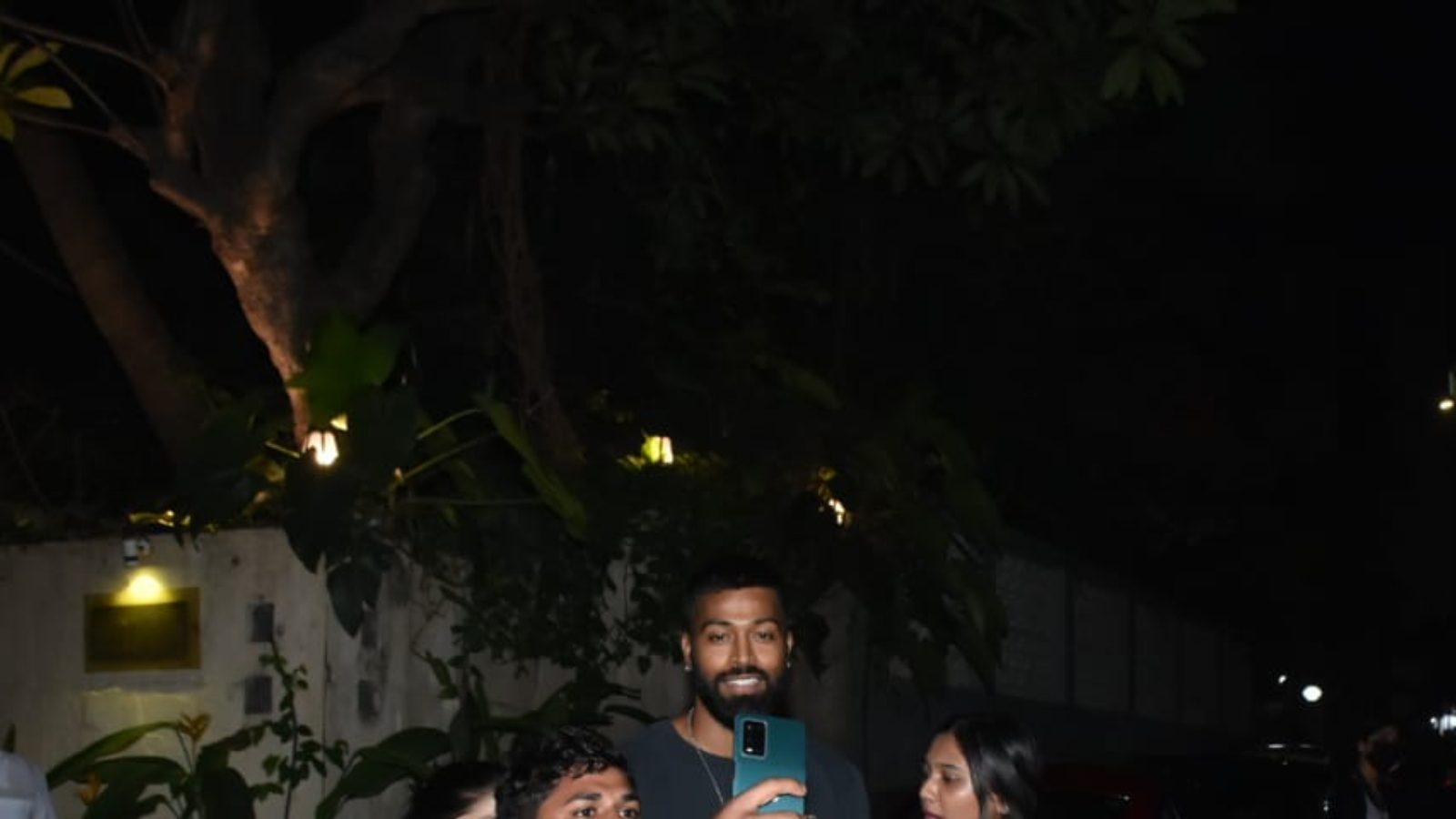 IN PICS | Hardik Pandya, Brother Krunal Spotted in Bandra; Fans Huddle ...