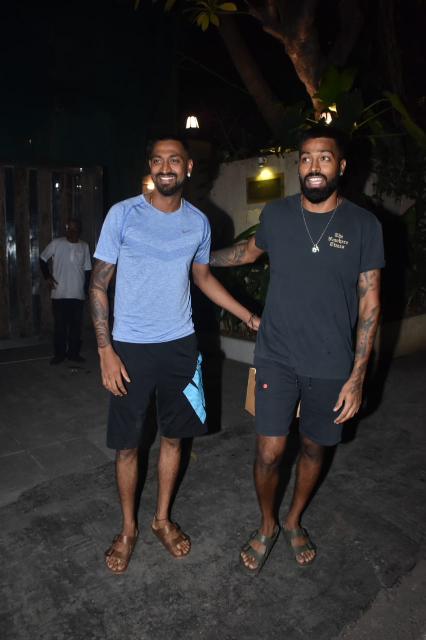 IN PICS | Hardik Pandya, Brother Krunal Spotted in Bandra; Fans Huddle ...