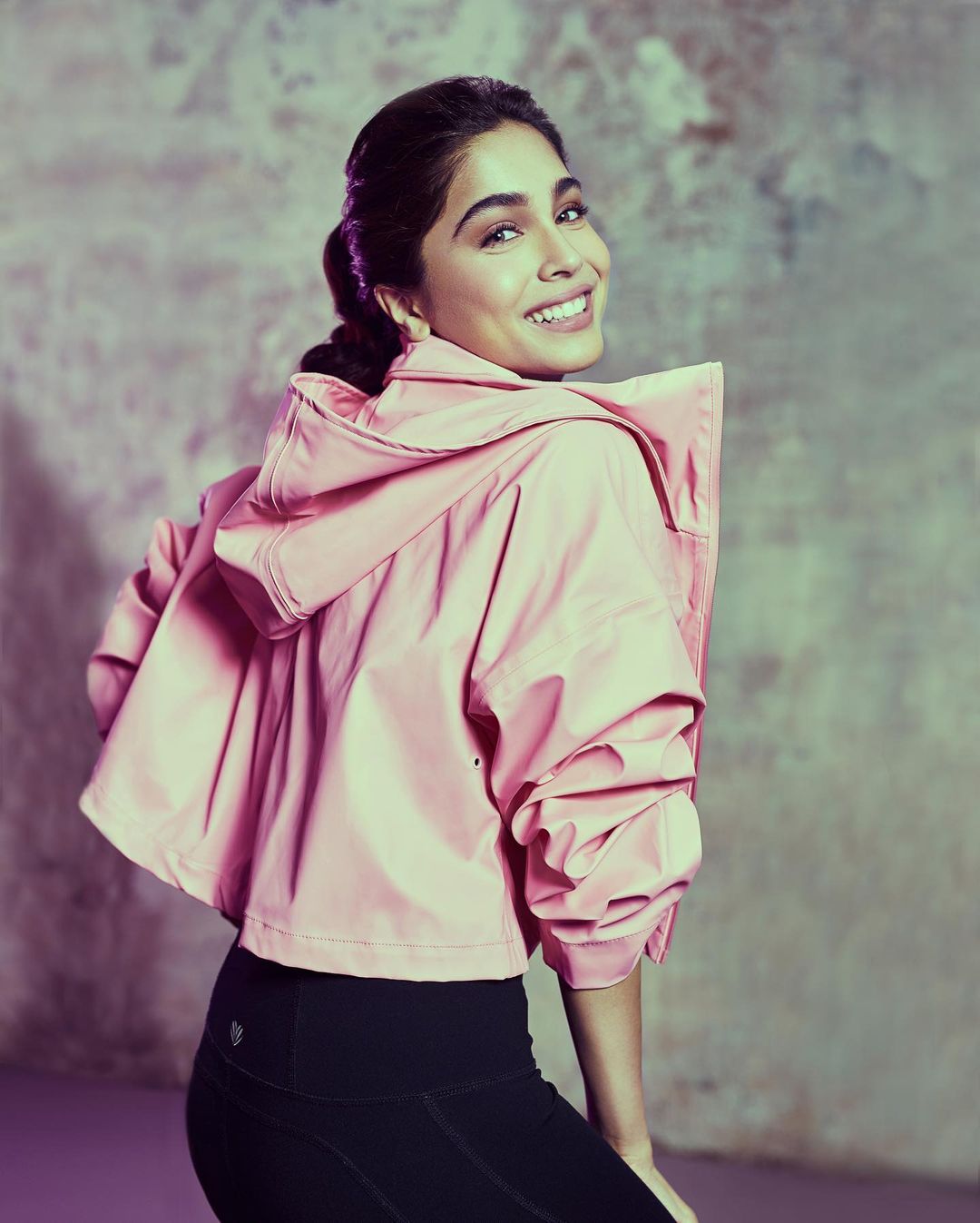 Sharvari Flaunts Washboard Abs In Black Bralette And Tights, Look At ...