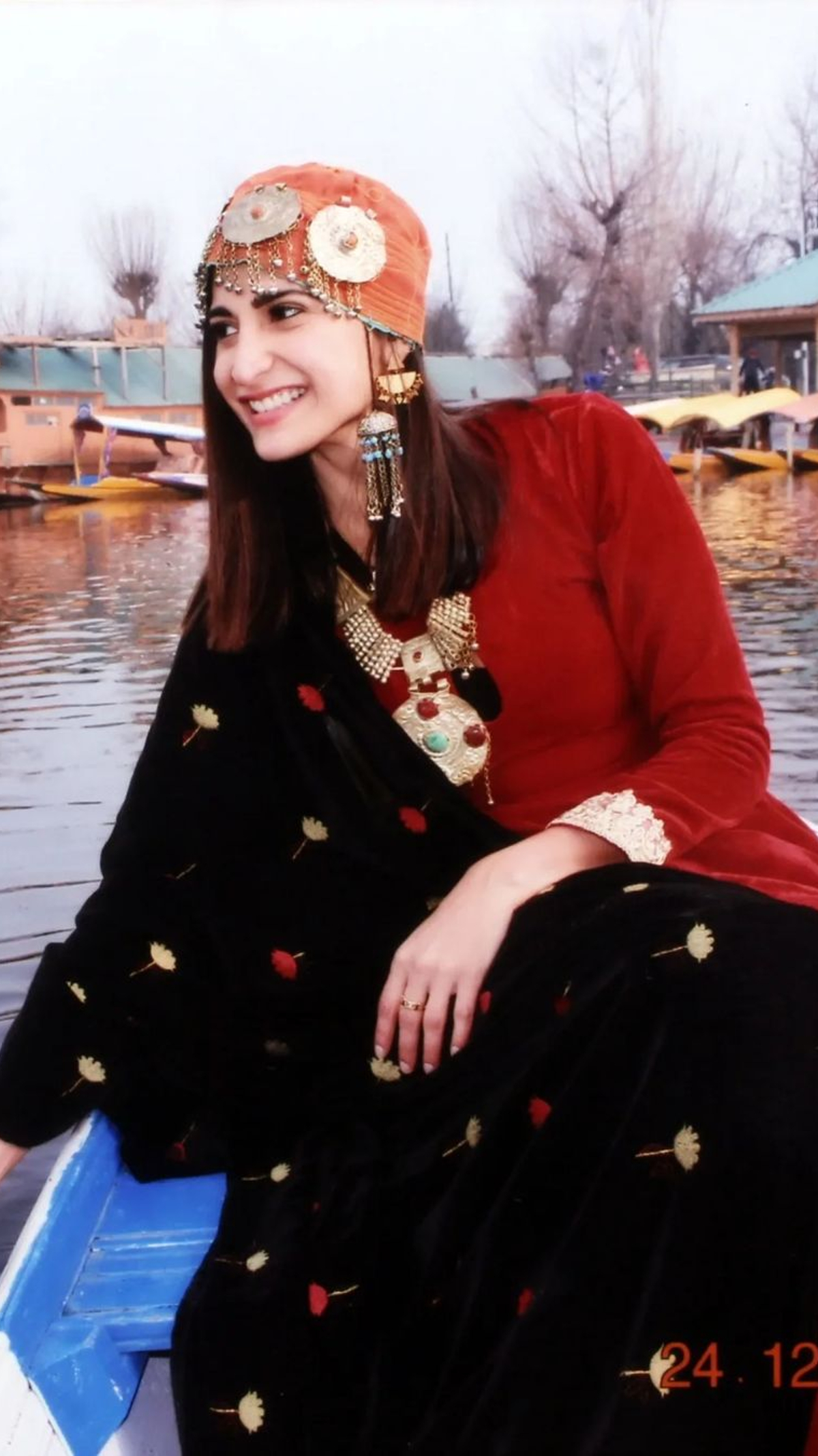 Aahana Kumra Stuns In Velvet Kurta And Dupatta, See Diva Ace ...