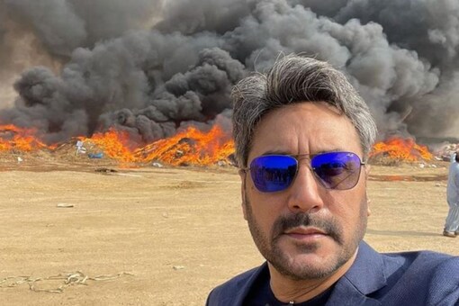 Pakistani Actor Adnan Siddiqui's Selfie With Fire in Background is 2022 ...