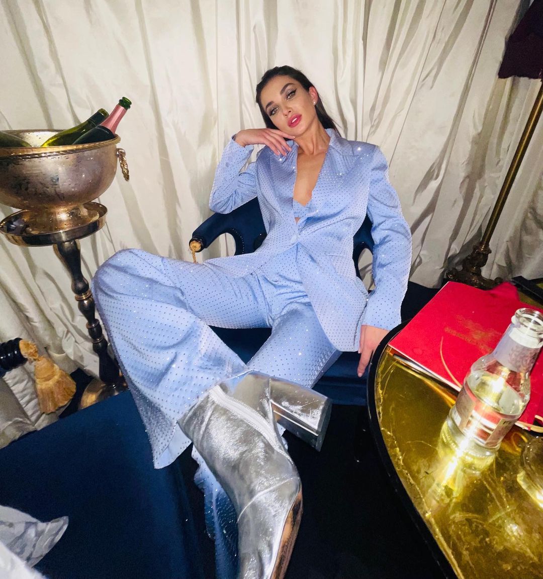 Amy Jackson Flaunts Toned Body In Stylish Athleisure Set, Check Out The ...