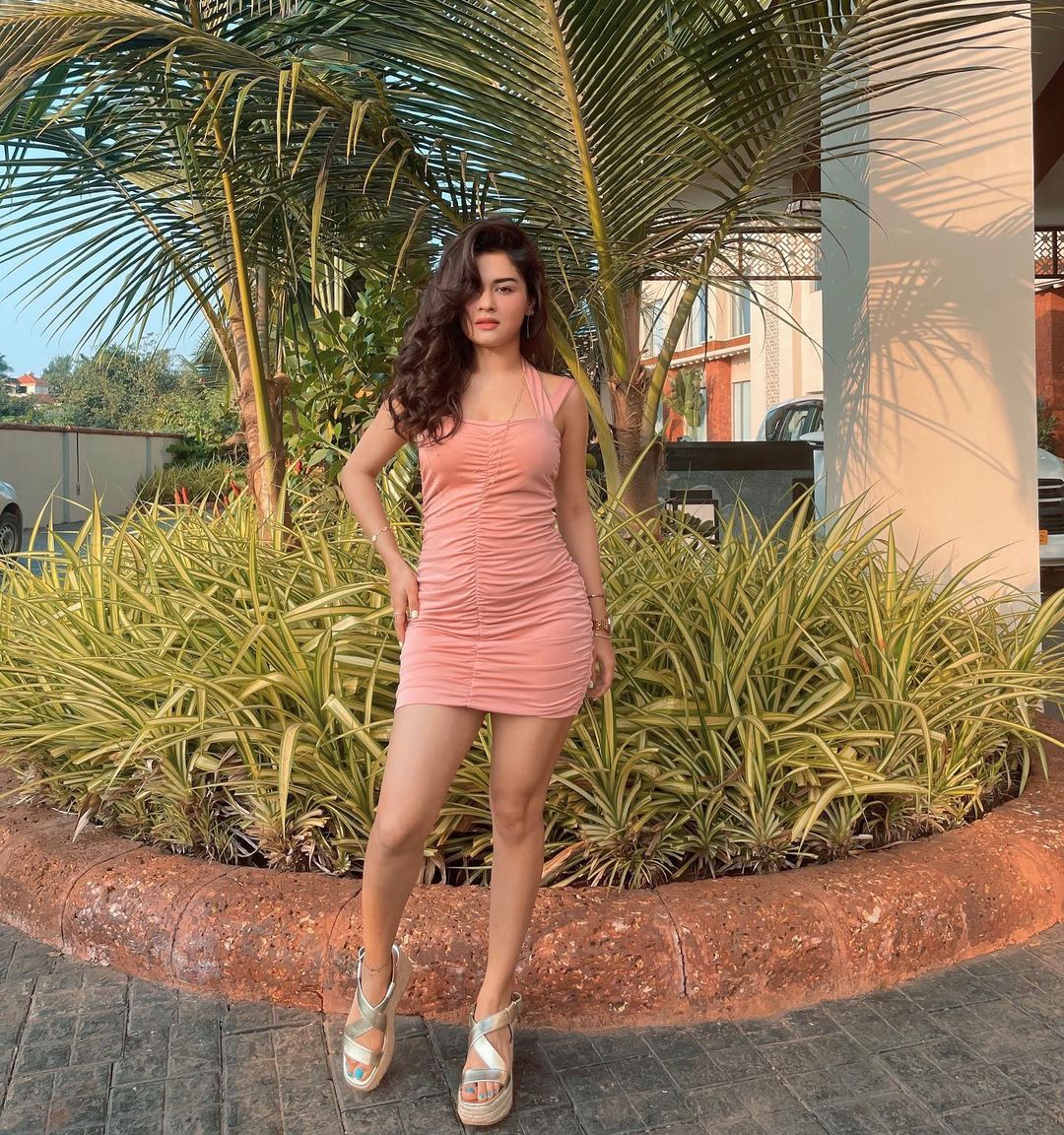 Avneet Kaur Sets Internet Ablaze In Orange Bodycon Mini Dress, Check ...