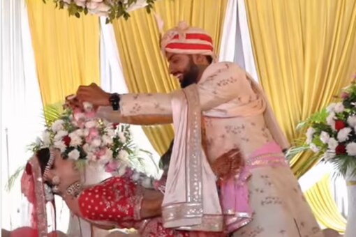 ‘Matrix Dulhan’: Bride’s Flexibility During Varmala Exchange Leaves Netizens in Splits - News18
