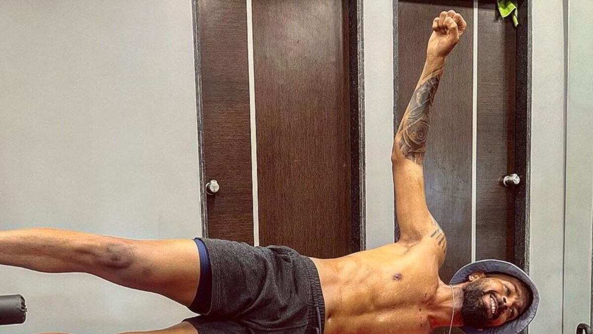 Hardik Pandya Flaunts Chiselled Physique in 'Side Way' Pose | Watch ...