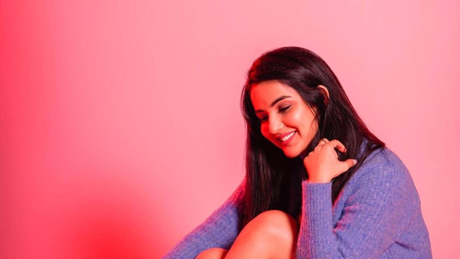 Jasmin Bhasin Looks Uber Chic In Mini Knitwear Dress, Check Out The ...