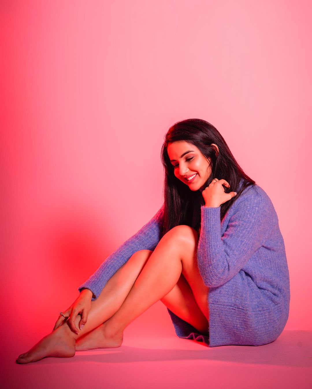 Jasmin Bhasin Looks Uber Chic In Mini Knitwear Dress, Check Out The ...