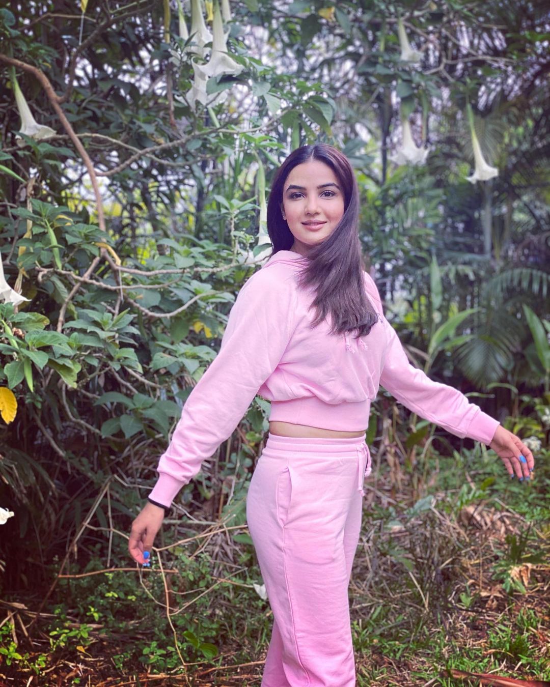 Jasmin Bhasin Looks Uber Chic In Mini Knitwear Dress, Check Out The ...