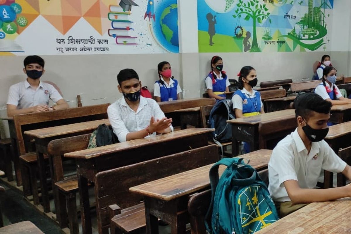 Shilpa Shetty Drops Daughter to Schools as Mumbai Resumes Physical Classes