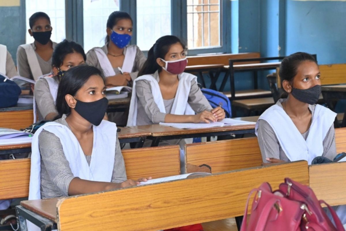 Shilpa Shetty Drops Daughter to Schools as Mumbai Resumes Physical Classes