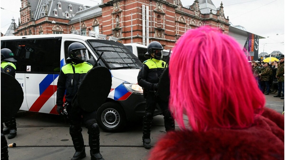 Police Action in Netherlands Against Anti-Lockdown Protesters Invites ...