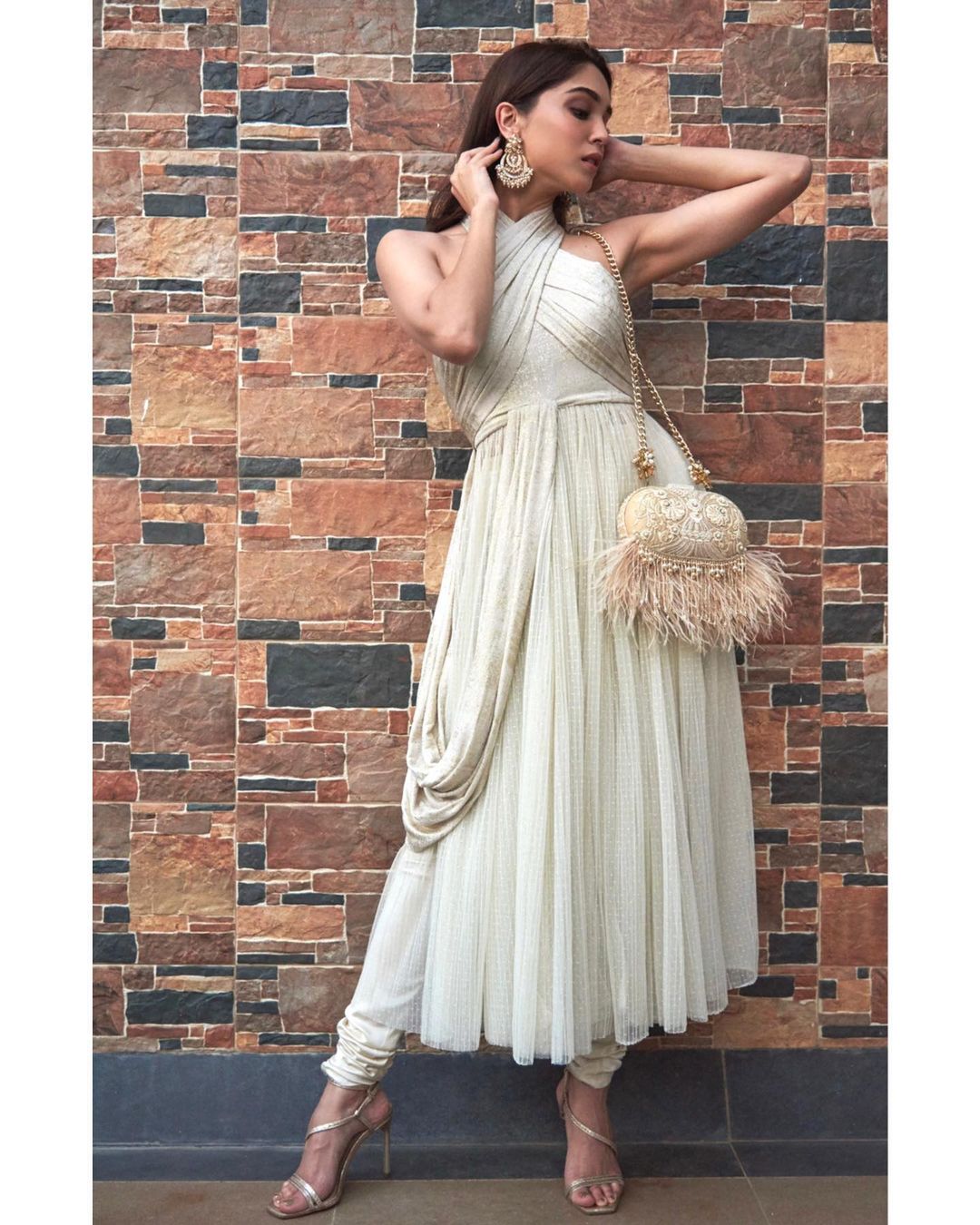 Sharvari Wagh Looks Ravishing In Pretty Ethnic Wear Outfits, Check Out ...