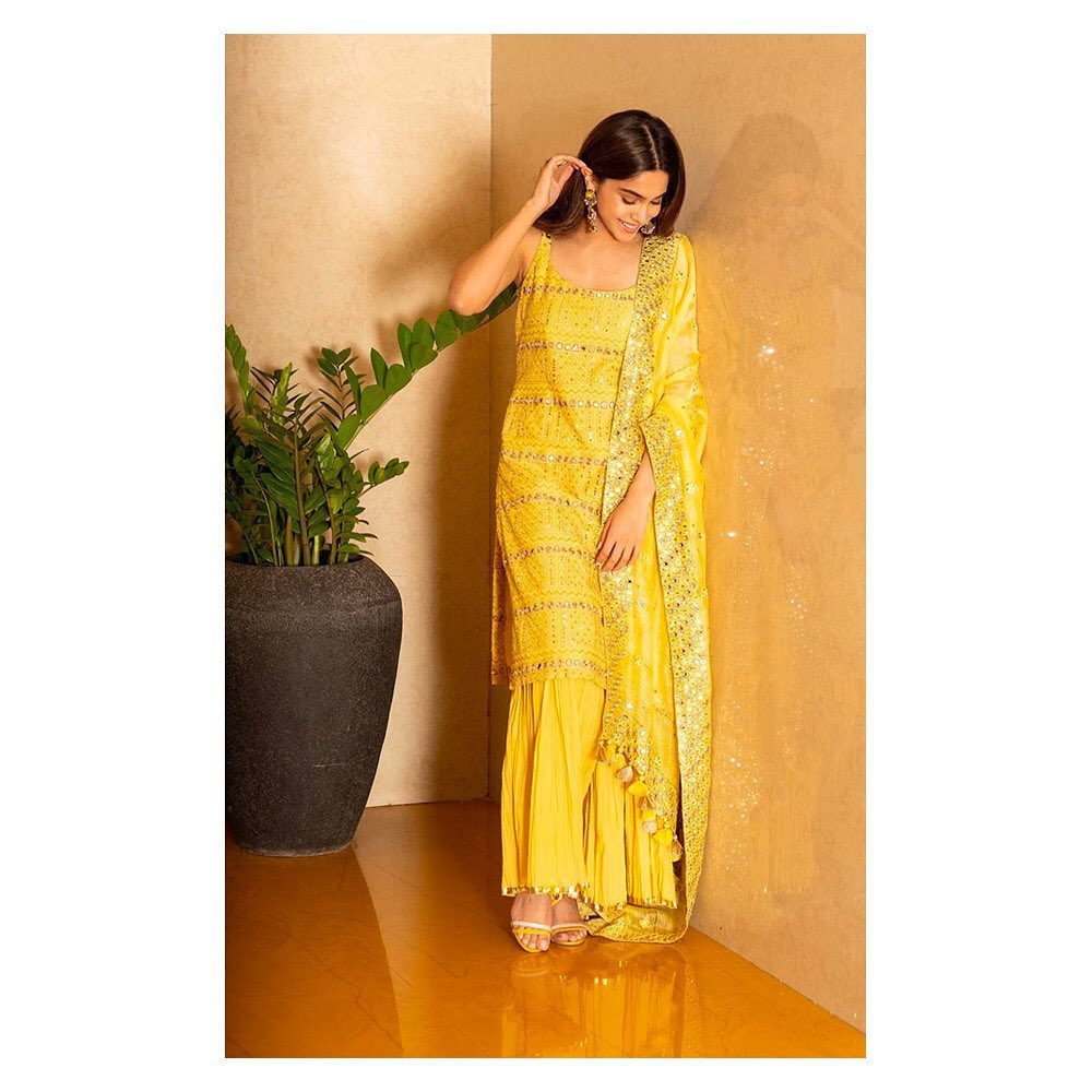 Sharvari Wagh Looks Ravishing In Pretty Ethnic Wear Outfits, Check Out ...