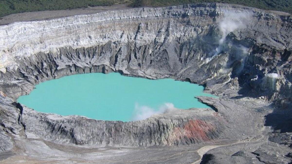 This Hot, Toxic Lake in Costa Rica Could Explain How Life May Have ...