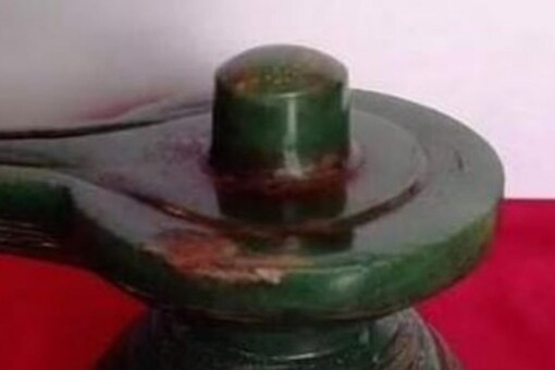 Emerald Shiv Lingam Worth Rs 500 Crore Seized from Chennai Businessman ...