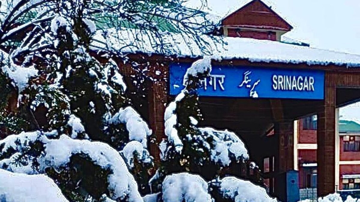 Railway Minister Ashwini Vaishnaw Shares Photos of Snow-clad Srinagar ...