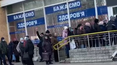 War In Ukraine: Ukrainians Crowd In Front Of ATMs, Grocery Stores As ...