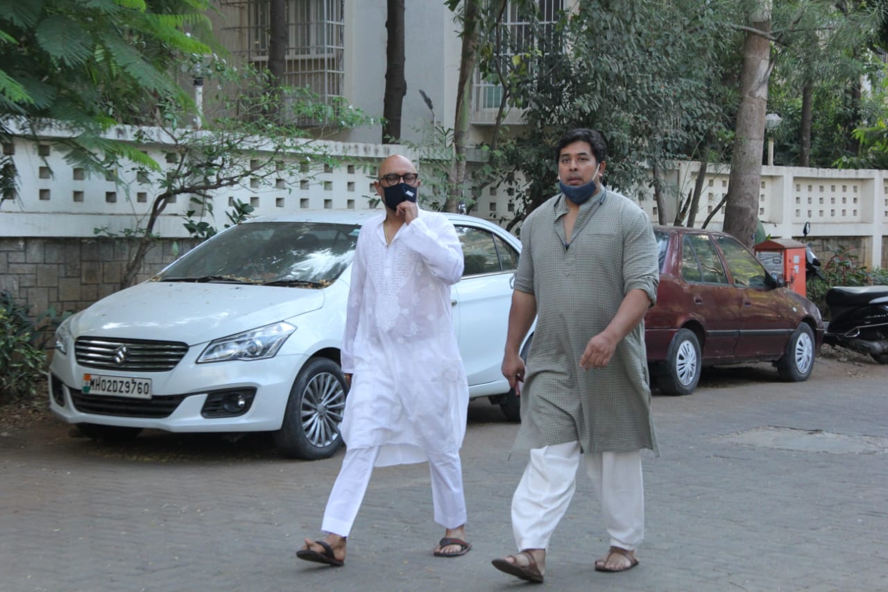 Bappi Lahiri's Funeral: Family And Friends Bid Tearful Goodbye To The ...