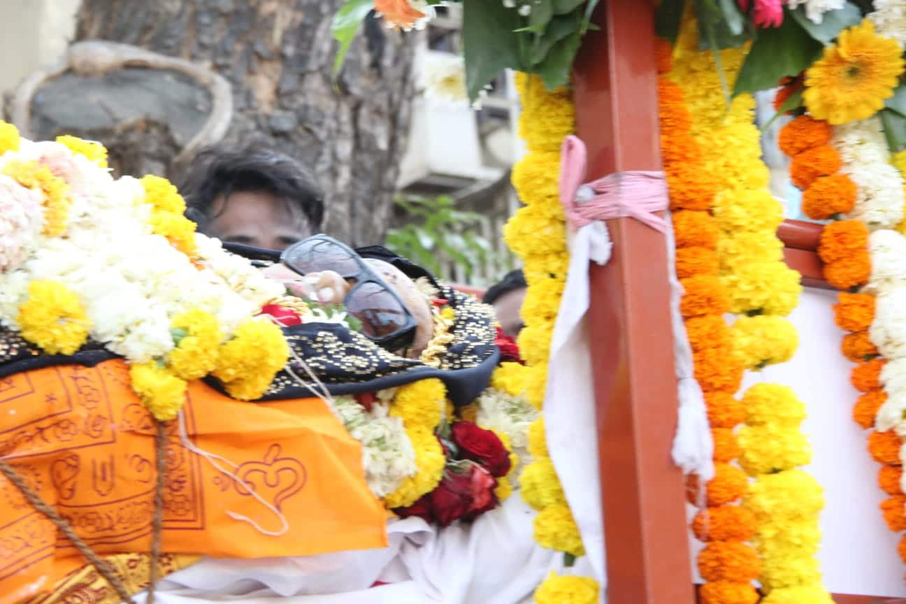 Bappi Lahiri's Funeral: Family And Friends Bid Tearful Goodbye To The ...