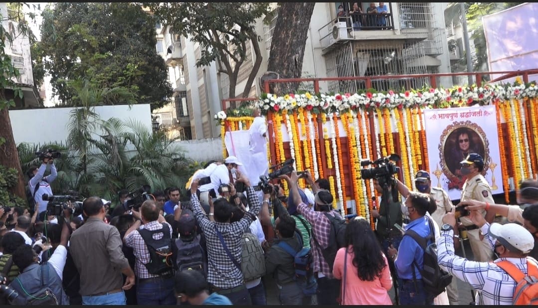 Bappi Lahiri's Funeral: Family And Friends Bid Tearful Goodbye To The ...