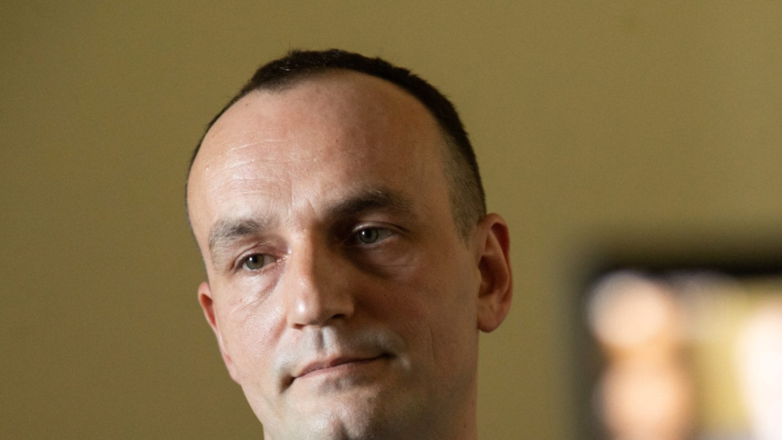 Ukraine War Veteran Leaves Family in Poland to Return to Fight Russia