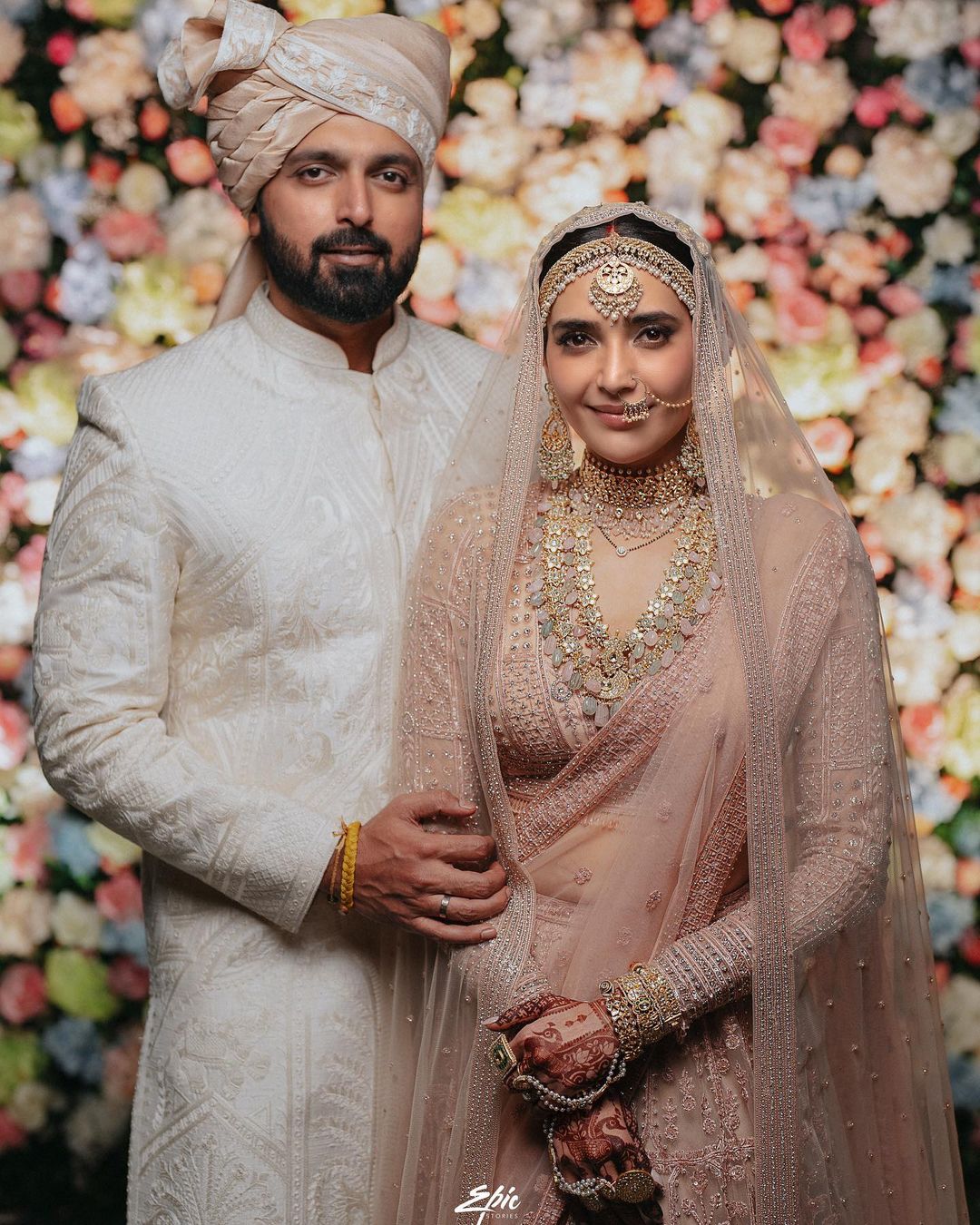 Karishma Tanna Flaunts Post-wedding Glow In Gorgeous Traditional Wear ...