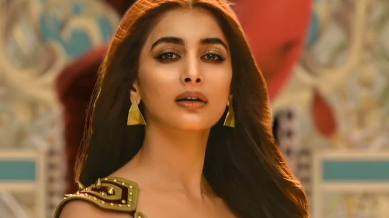 Pooja Hegde's Arabic Look in Beast Song Stuns Fans as She Matches Steps with Thalapathy Vijay ...